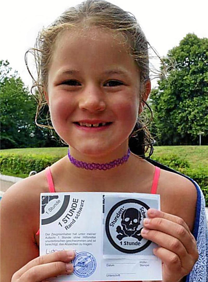 Die siebenjährige Lotta legt das Totenkopf-Schwimmabzeichen ab